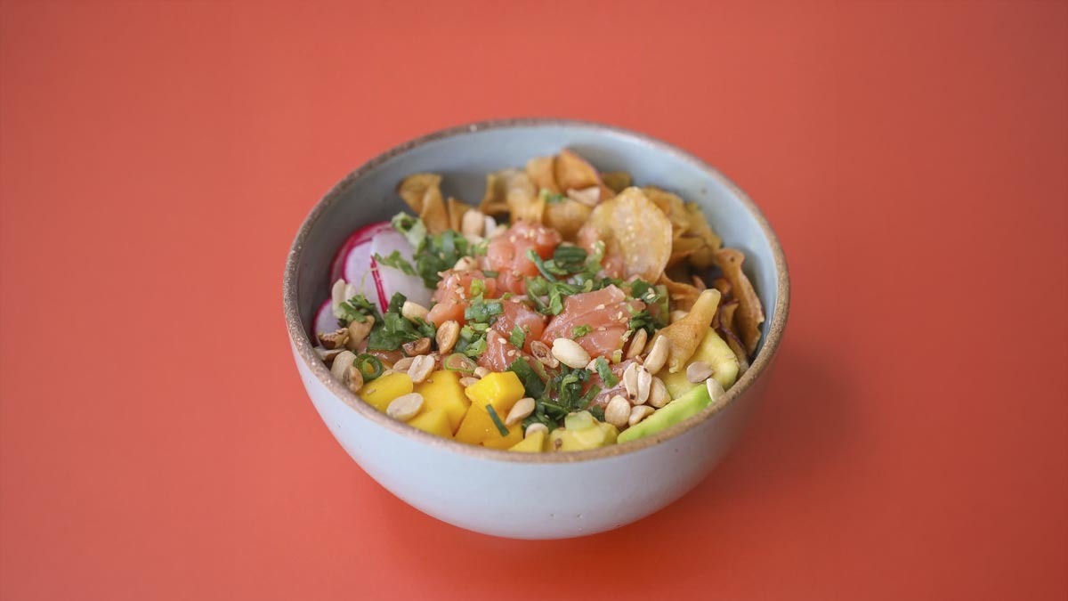 Mana Poke chega a Salvador com menu saudável e clima de praiano (2025)